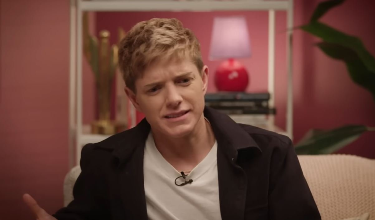 Mae Martin Top Surgery Results Shock Fans—The Transformation That Redefined Confidence - Advinia ...